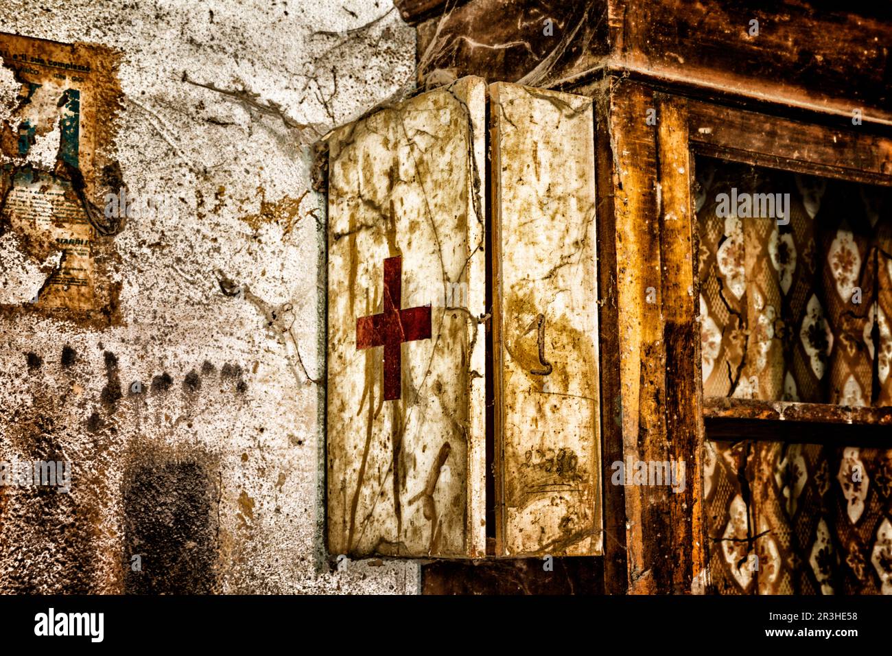 Old first aid kit among the cobwebs Stock Photo - Alamy