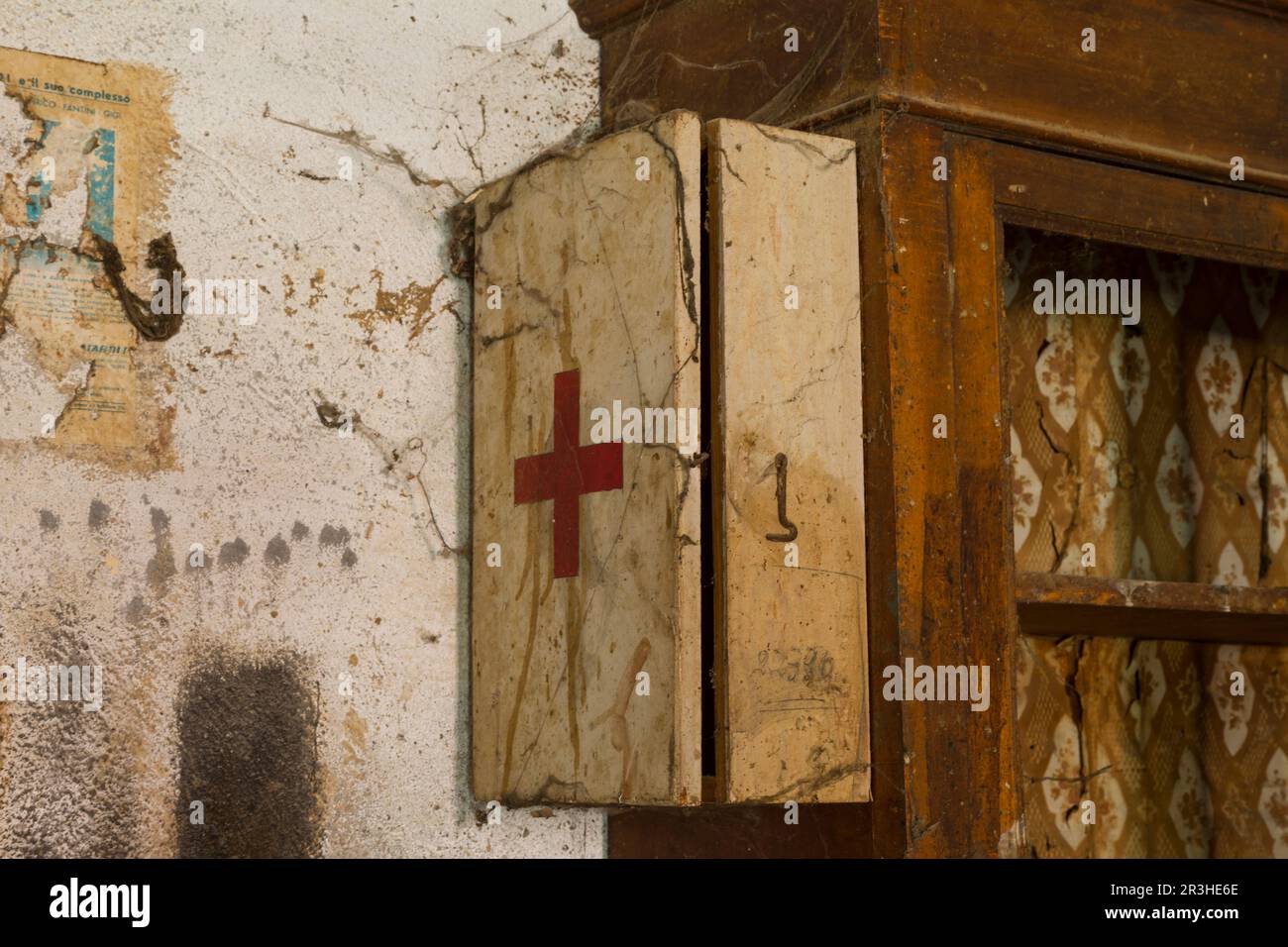 Old first aid kit among the cobwebs Stock Photo - Alamy
