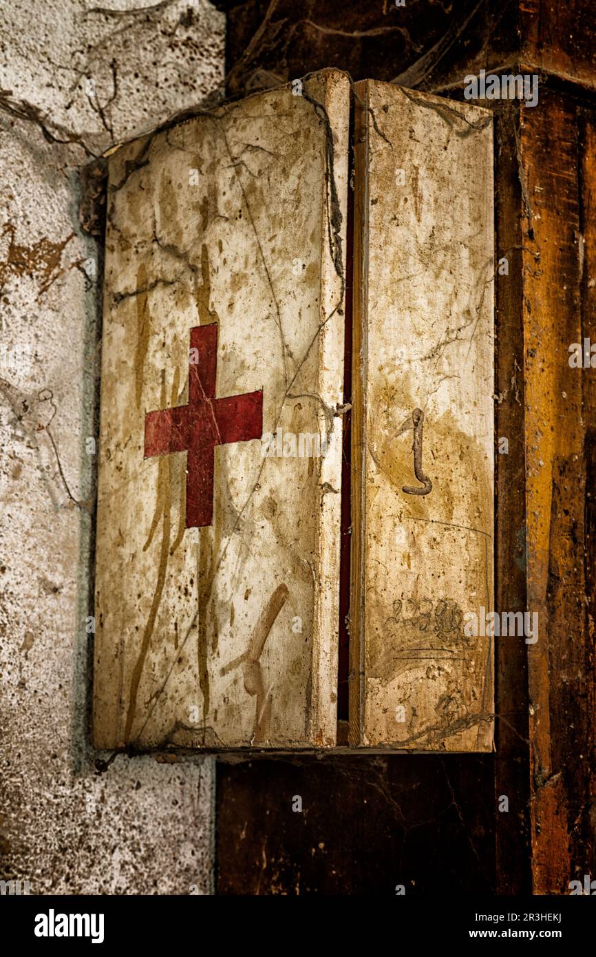 Old first aid kit among the cobwebs Stock Photo - Alamy