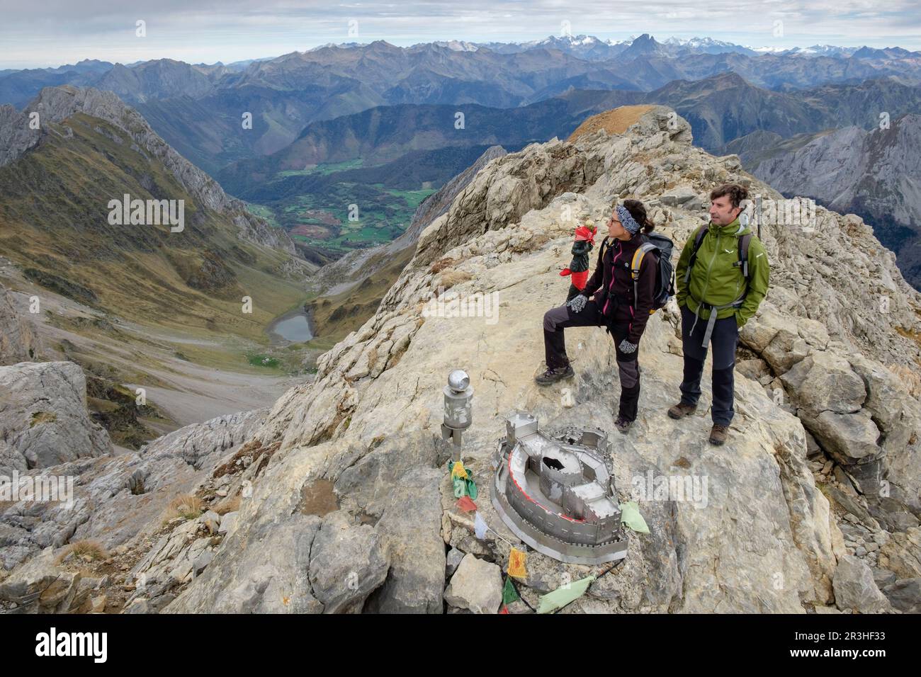 escursionistas en la cima del pico mesa de los Tres Reyes , Hiru Errege ...