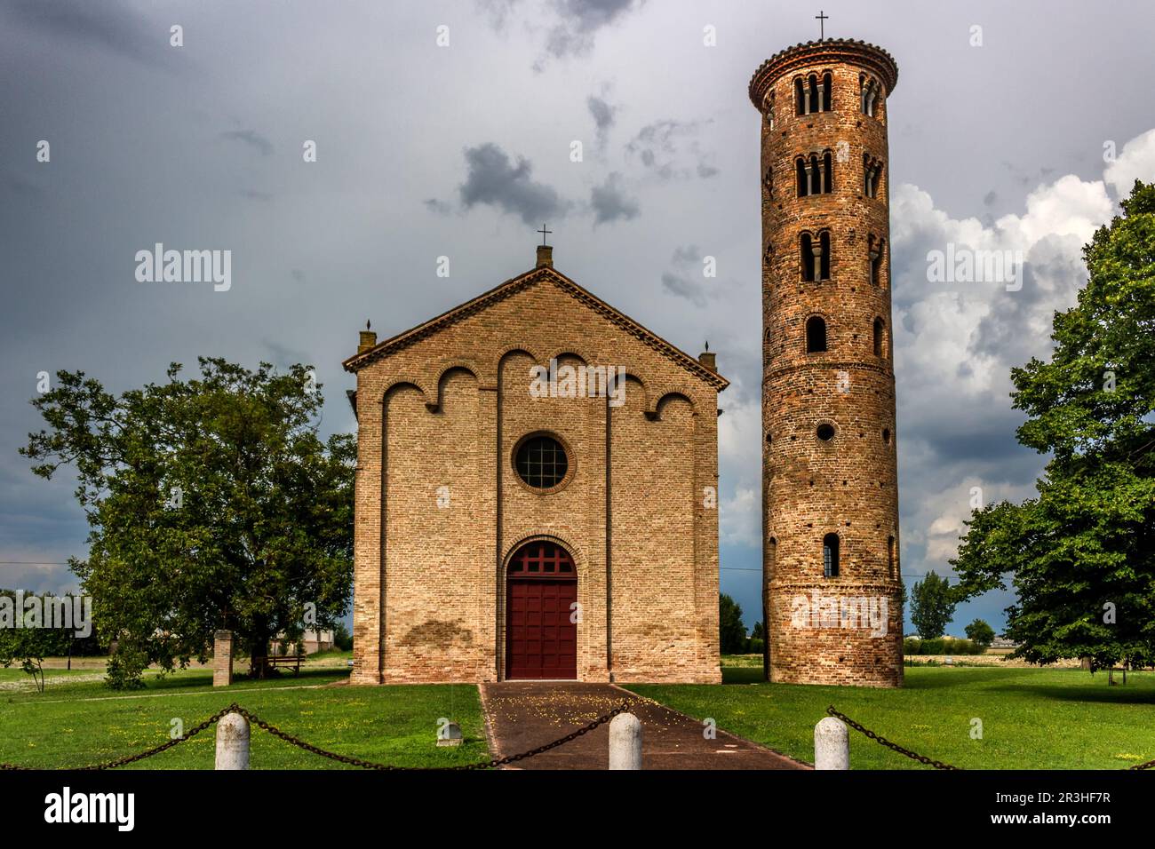 Italian medieval countryside church Stock Photo - Alamy
