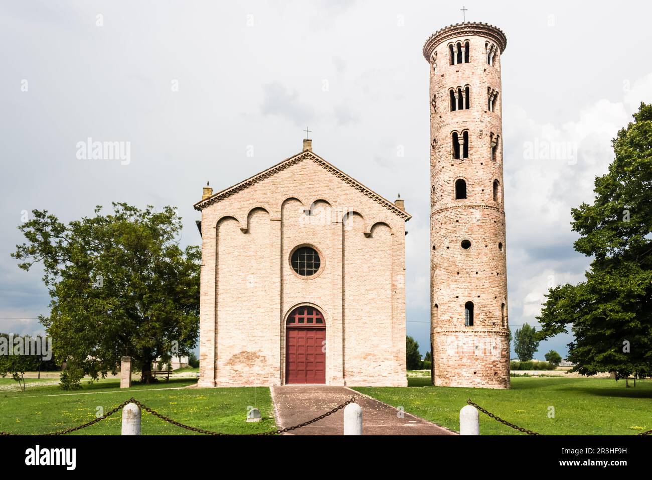 Italian medieval countryside church Stock Photo - Alamy