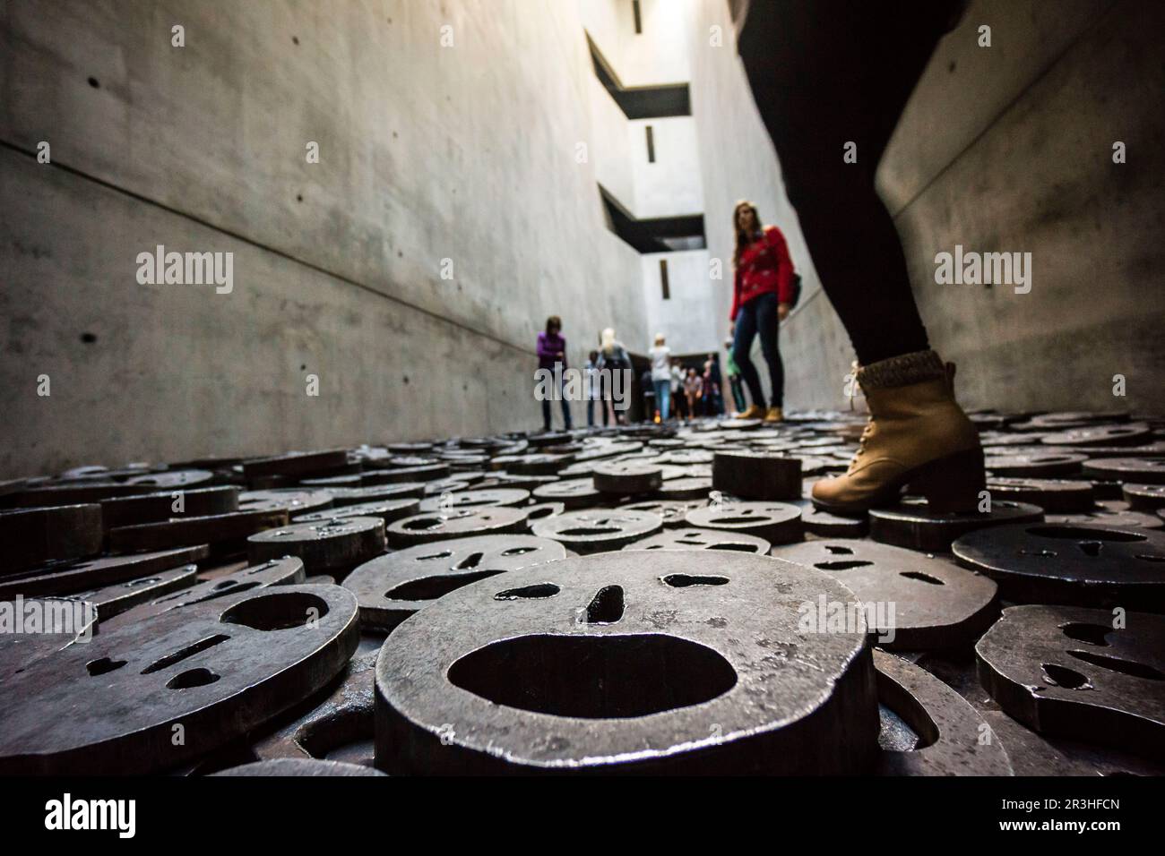 Shalechet, -hojas caidas-, instalacion artistica de Menashe Kadishman ...