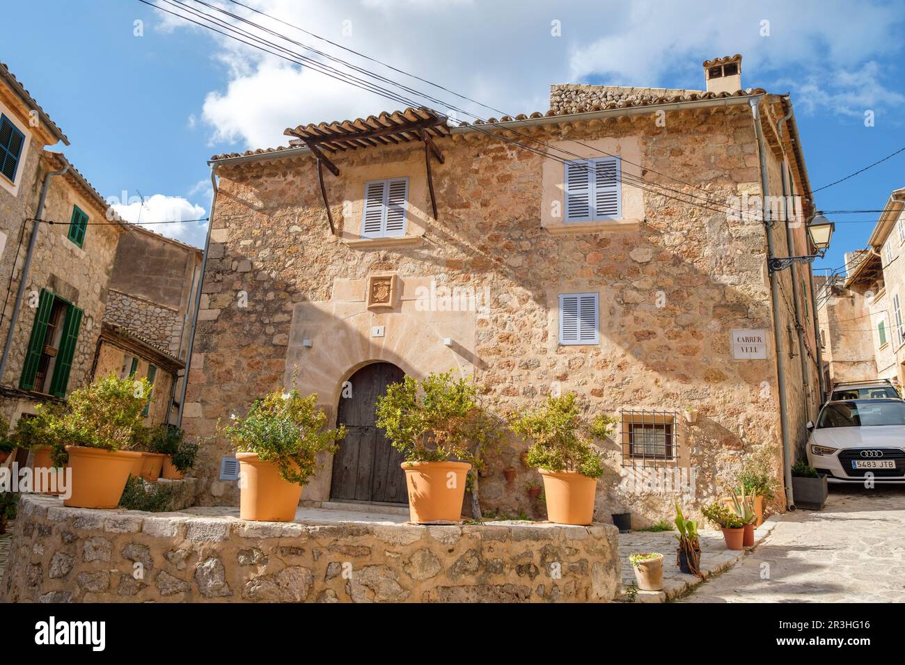Cas Sabater Coix, casa típica del siglo XVI con escudo religioso en el ...