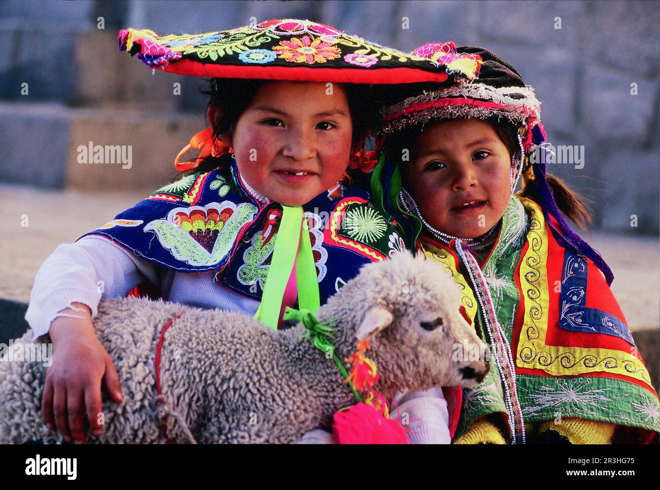 Niñas con traje tipico.Sacsayhuamán.Cuzco.Perú Stock Photo - Alamy