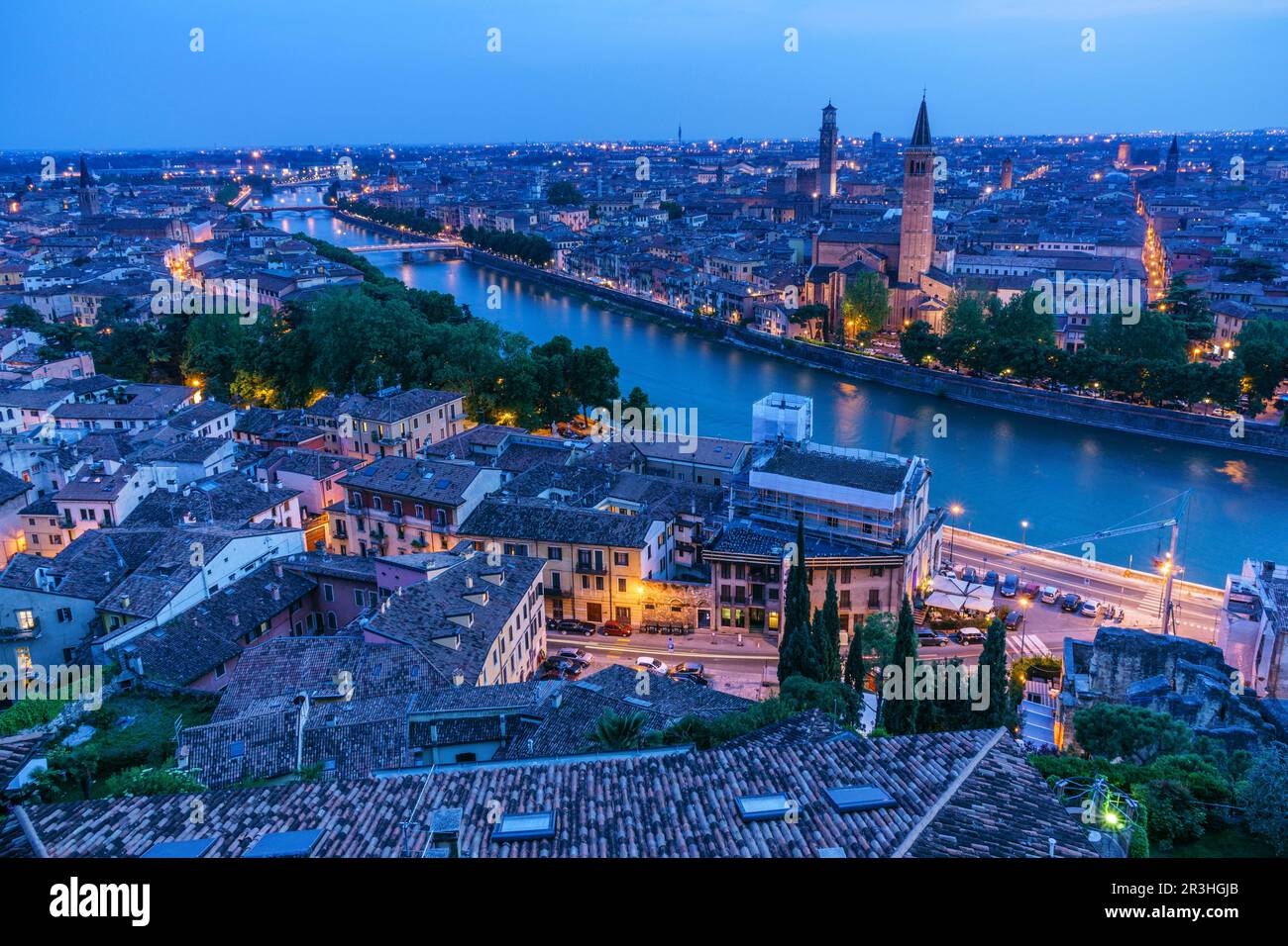 ciudad de Verona desde el Castillo San Pietro, Iglesia de Santa Anastasia, Verona, patrimonio de ...
