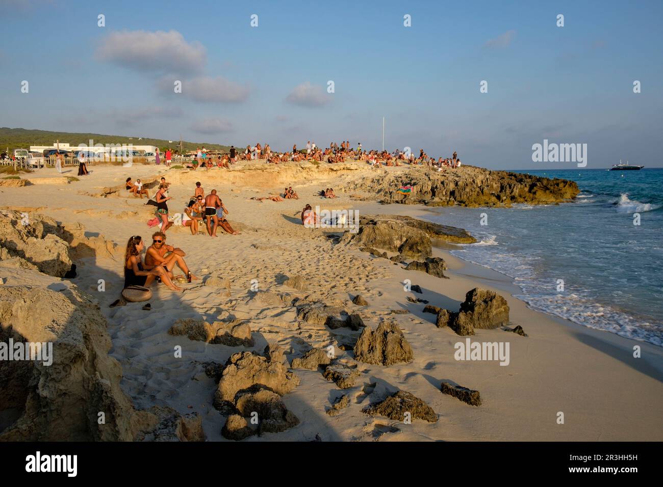 puesta de sol en El Pirata Bus, Playa de Migjorn, Formentera, balearic islands, Spain Stock ...