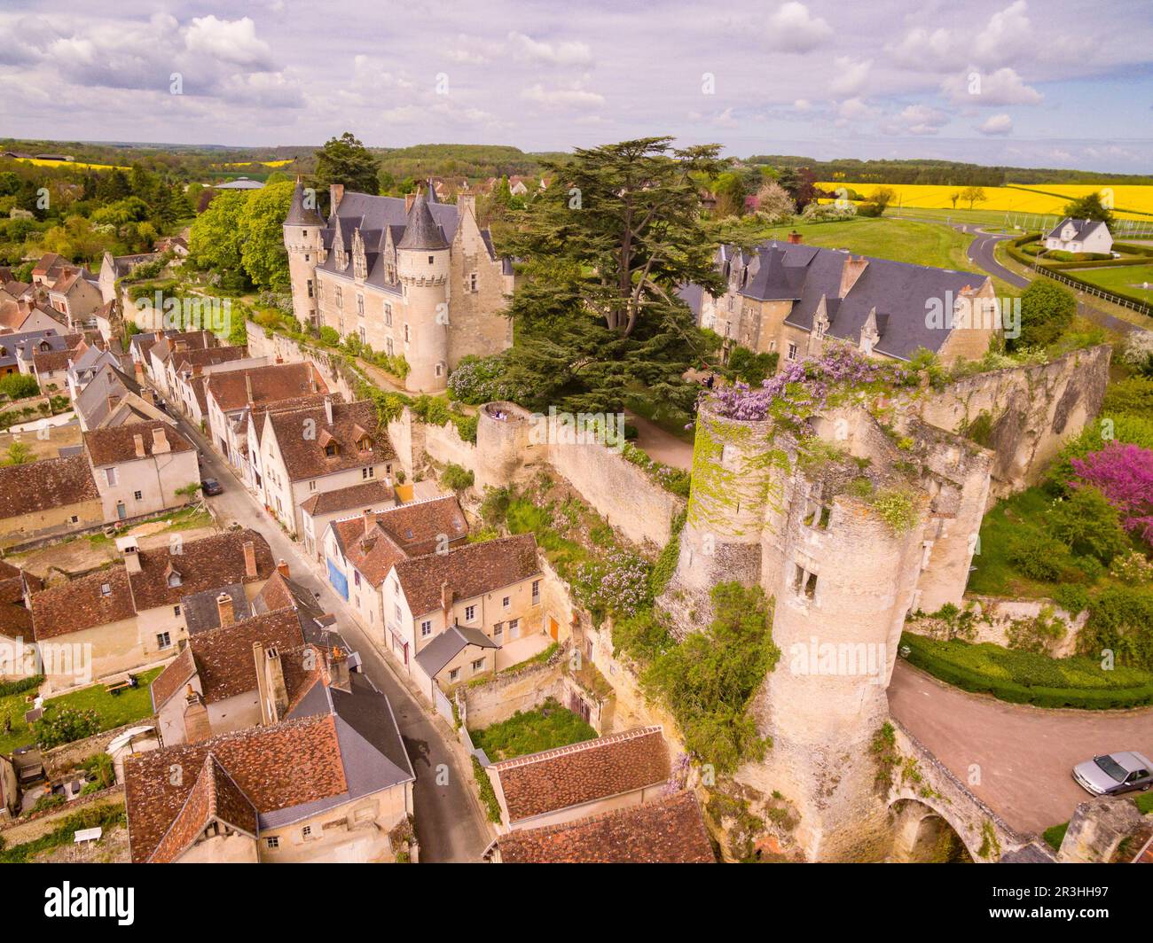 fortaleza medieval. construida en el siglo XI por Fulco Nerra, conde de ...