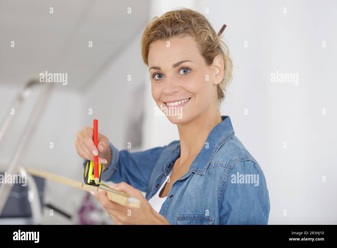 woman measuring furniture with tape measure Stock Photo - Alamy
