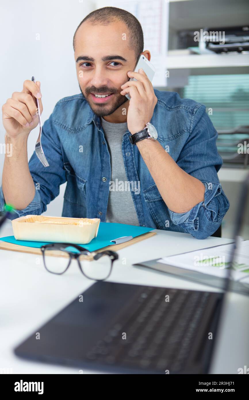 Unhealthy eating at desk computer hi-res stock photography and images ...