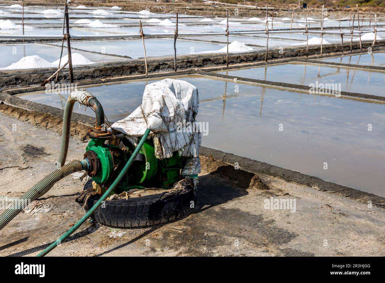 With motor-driven circulation system, salt evaporation with motors are ...