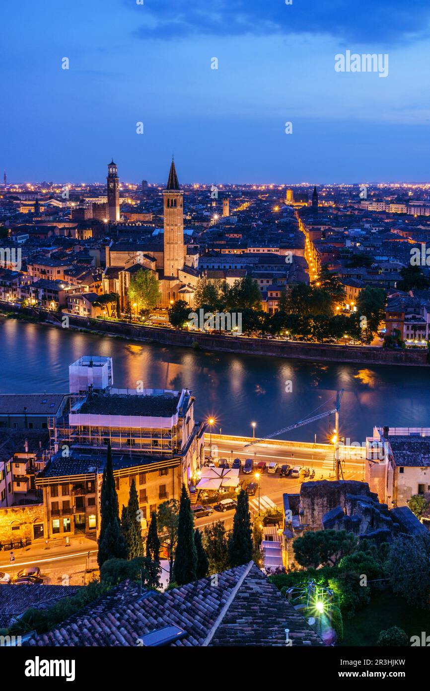 ciudad de Verona desde el Castillo San Pietro, Verona, patrimonio de la humanidad, Veneto ...