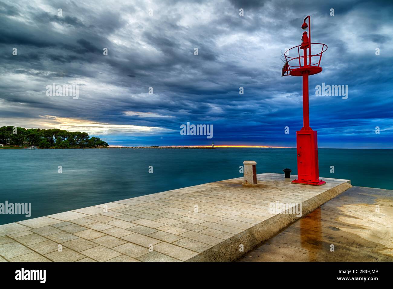 Seashore docks hi-res stock photography and images - Alamy