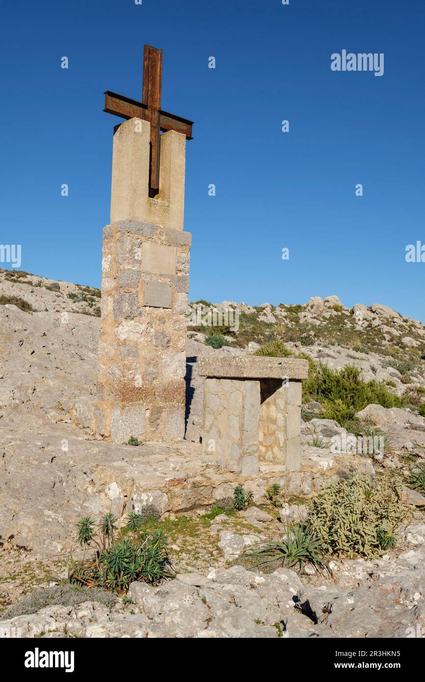 cruz en memoria de la antigua capilla de San Salvador del siglo XIII ...