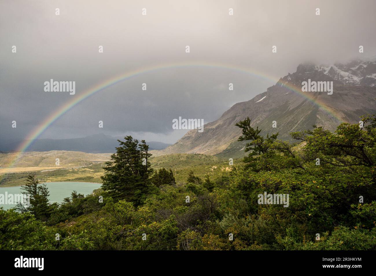 arcoiris sobre el lago Nordenskjold, trekking W, Parque nacional Torres ...