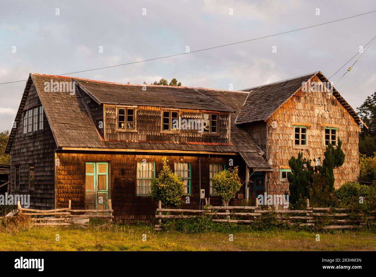vivienda tradicional chilota, fabricada con tejas de madera, Quinchao ...