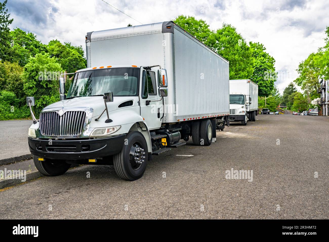 Industrial middle duty day powerful cab compact white rig semi truck ...
