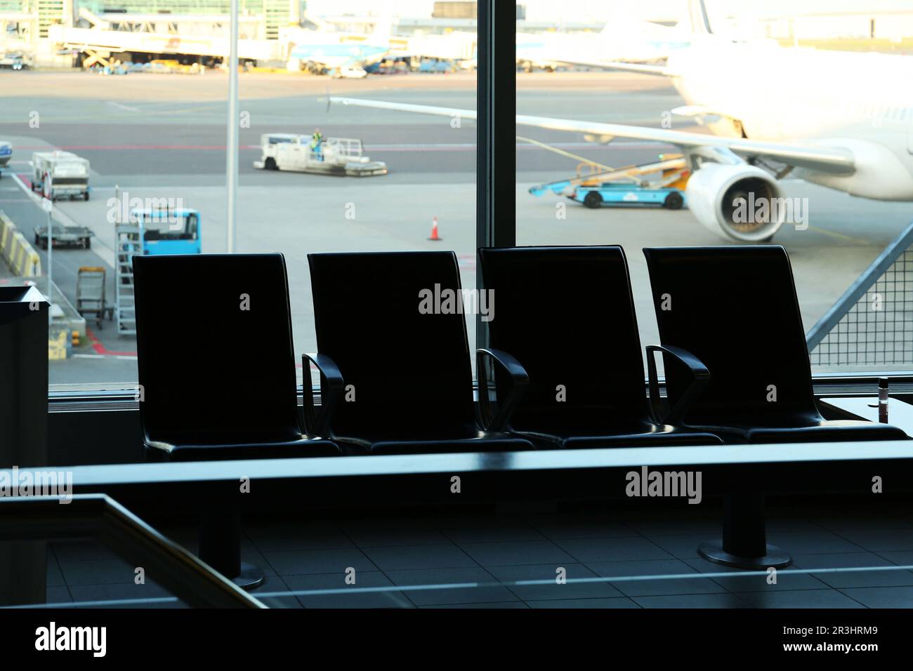 Row of seats and passengers in an airplane hi-res stock photography and ...