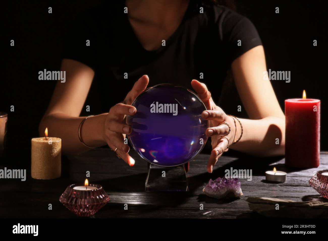 Crystal ball hands astrology hi-res stock photography and images - Alamy