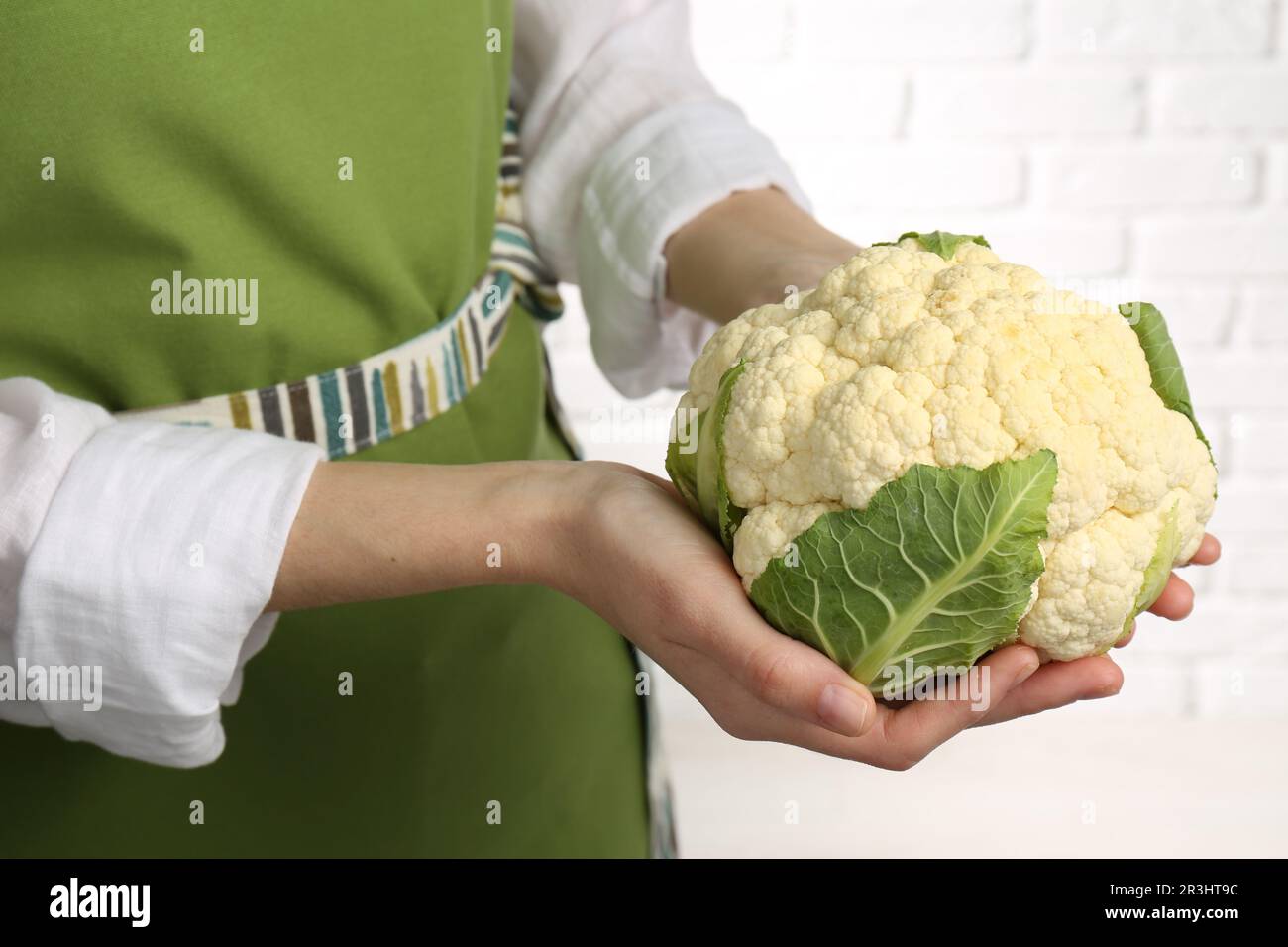 Woman holding green cauliflower hi-res stock photography and images - Alamy