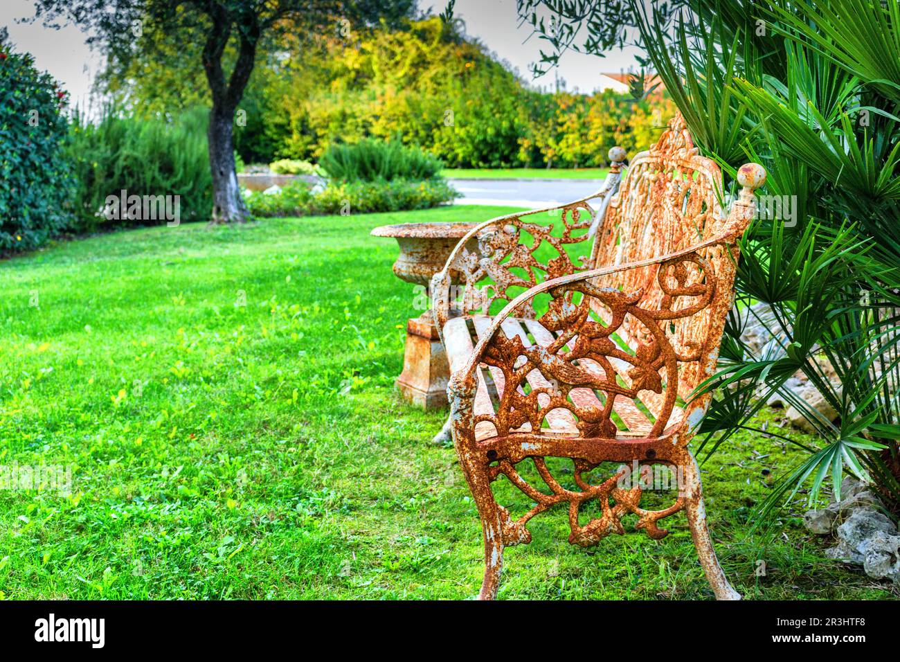 Antique garden bench hi-res stock photography and images - Alamy