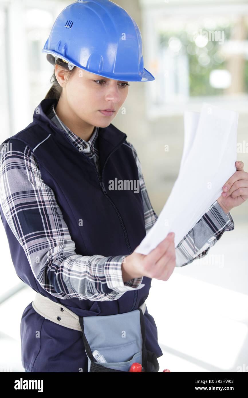 Woman in builder helmet hi-res stock photography and images - Alamy