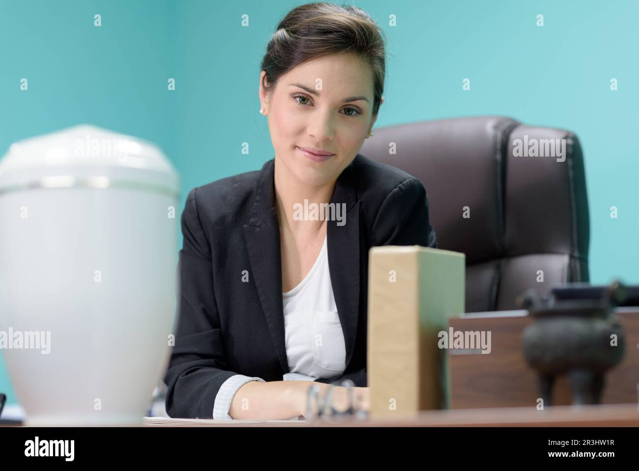 Portrait female psychologist clipboard hi-res stock photography and ...