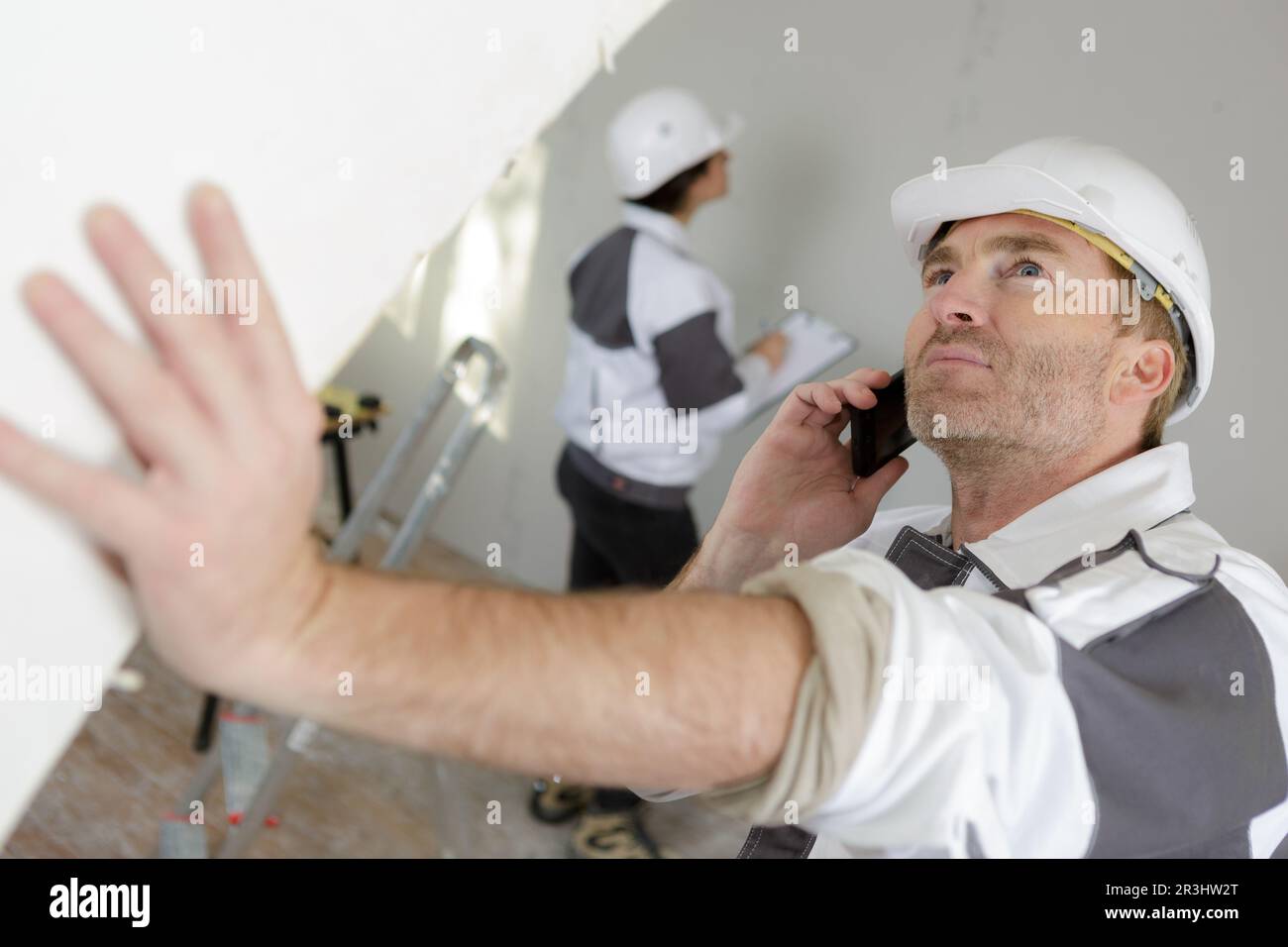 Worker on mobile scaffolding hi-res stock photography and images - Alamy