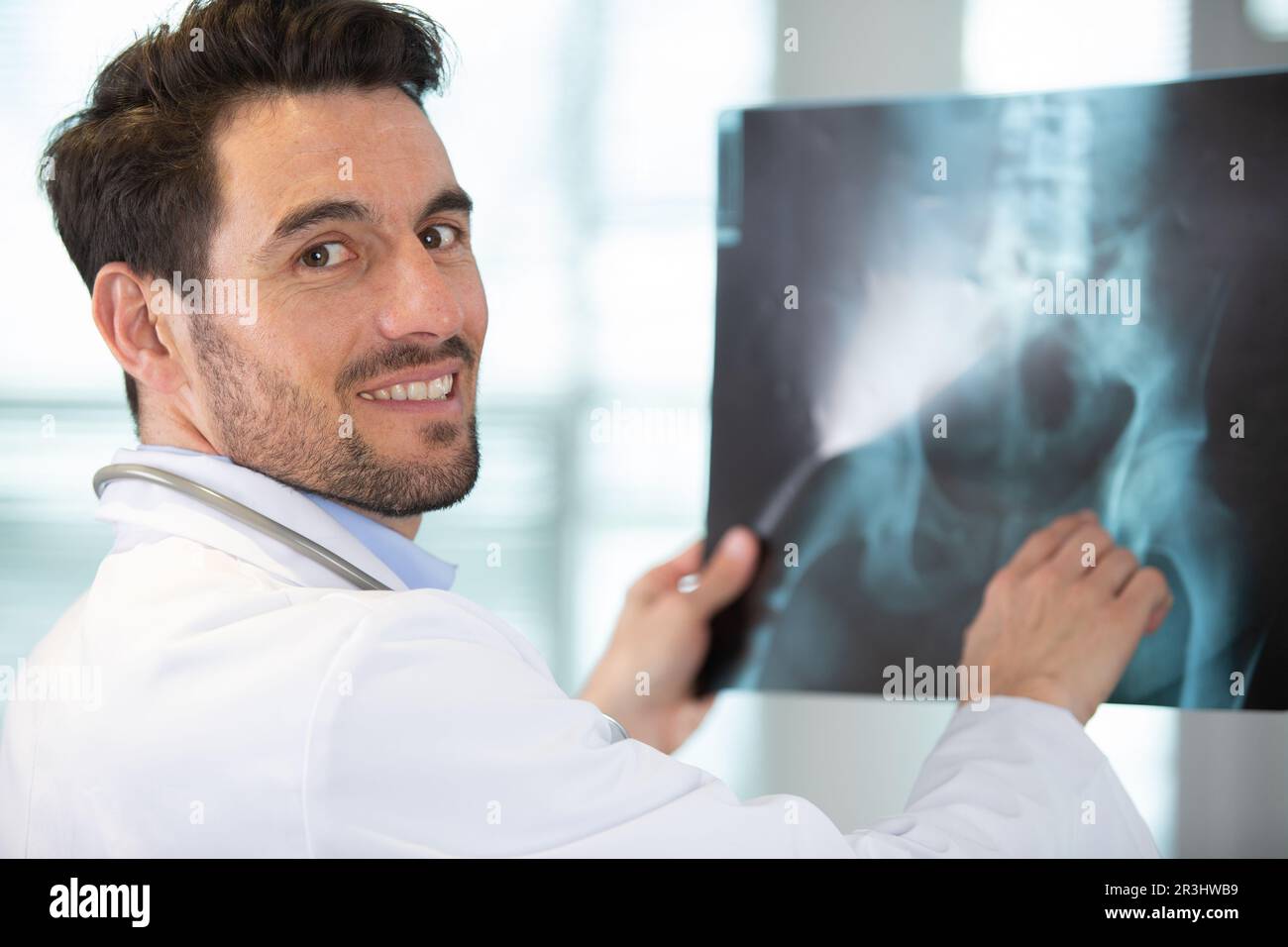 doctor in office looking at xray results Stock Photo - Alamy