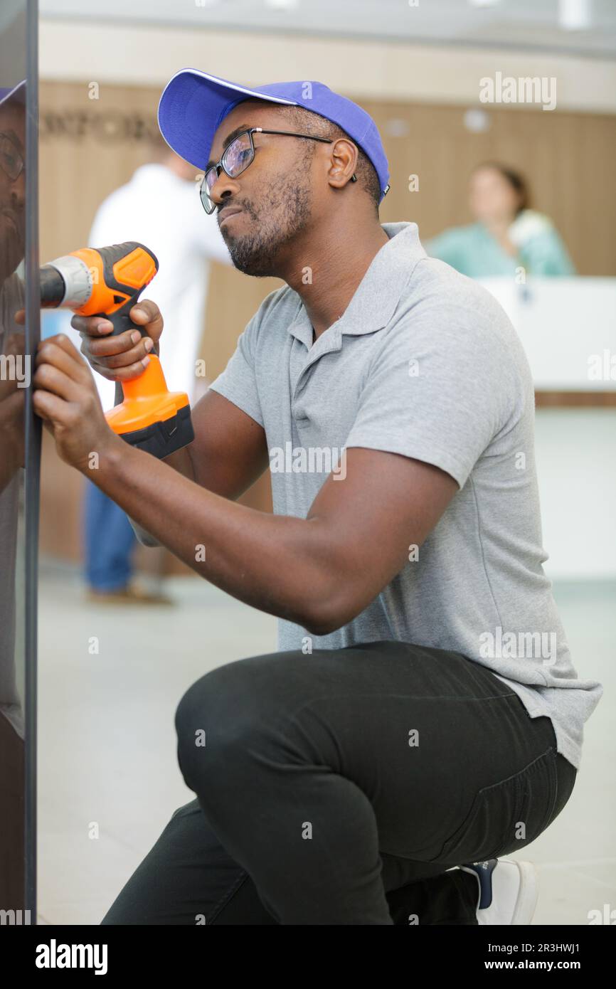 man repair a vending machine Stock Photo - Alamy