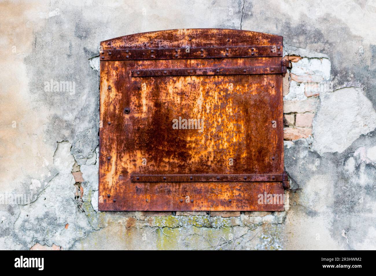 Rusty window in old Italian farmhouse Stock Photo - Alamy