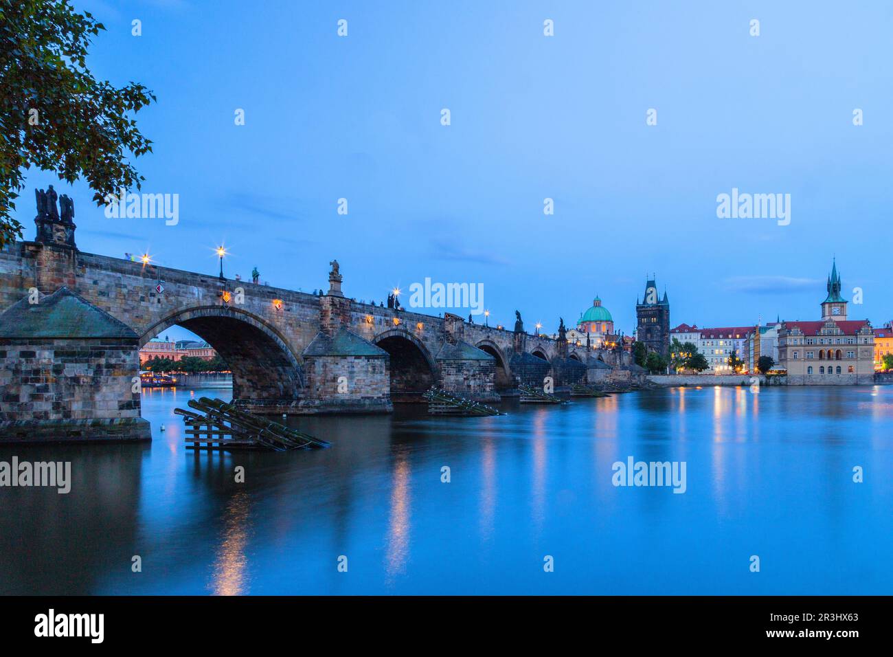 Night view charles bridge hi-res stock photography and images - Alamy