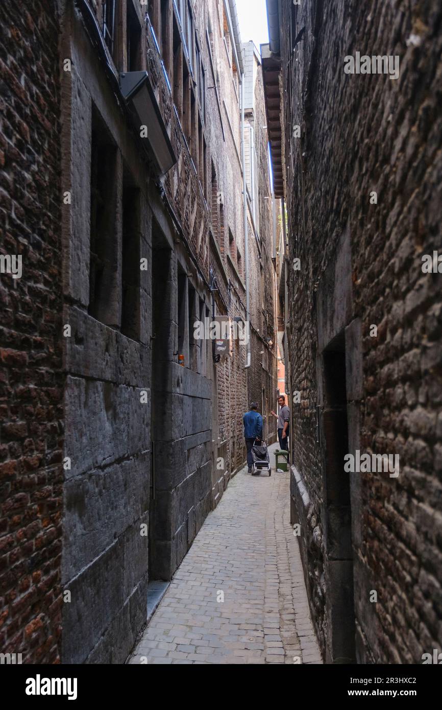 Enge Gasse in der Altstadt von Lüttich *** Narrow alley in the old town ...