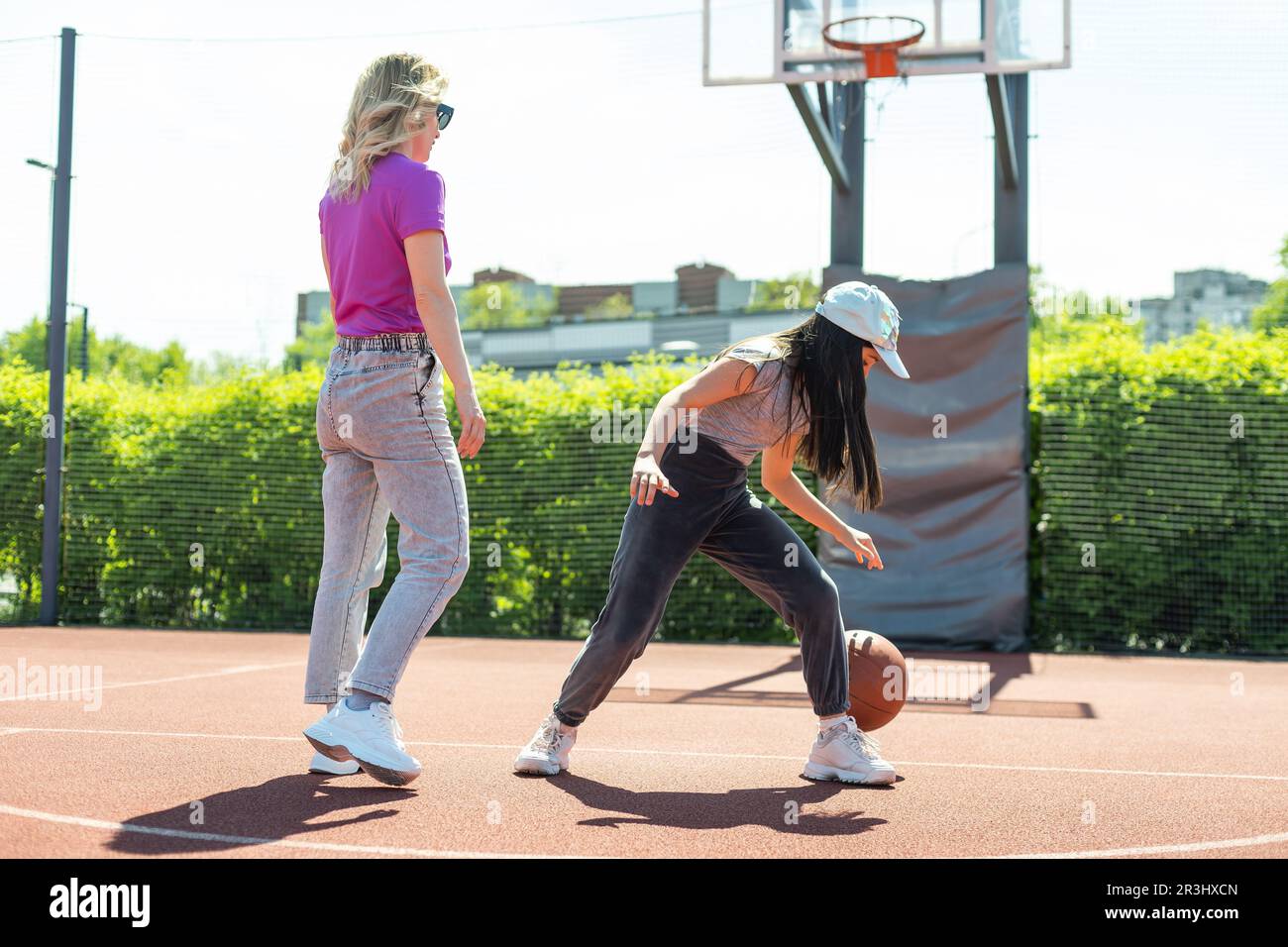 Mother and daughter playing basketball Stock Photo - Alamy