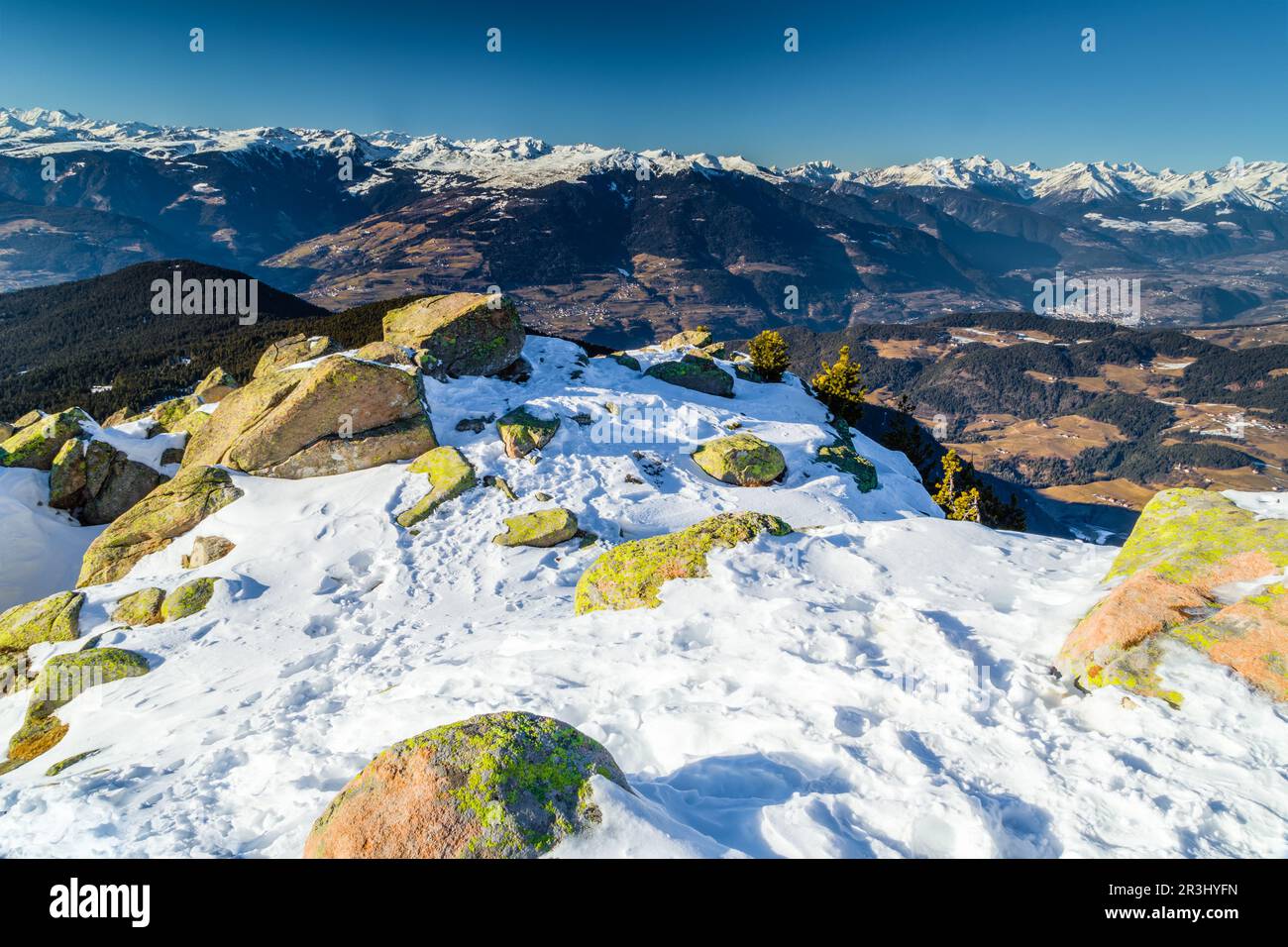 Green mountains white clouds hi-res stock photography and images - Alamy