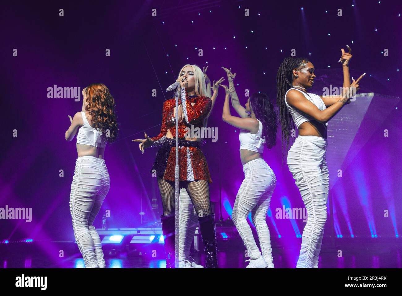 Ava max tour hi-res stock photography and images - Alamy