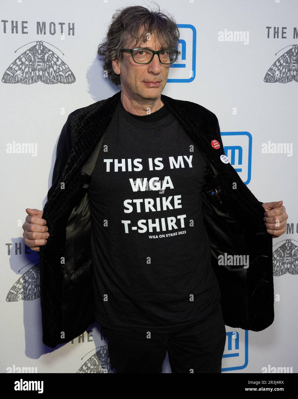 New York, USA. 23rd May, 2023. Neil Gaiman arrives on the red carpet ...