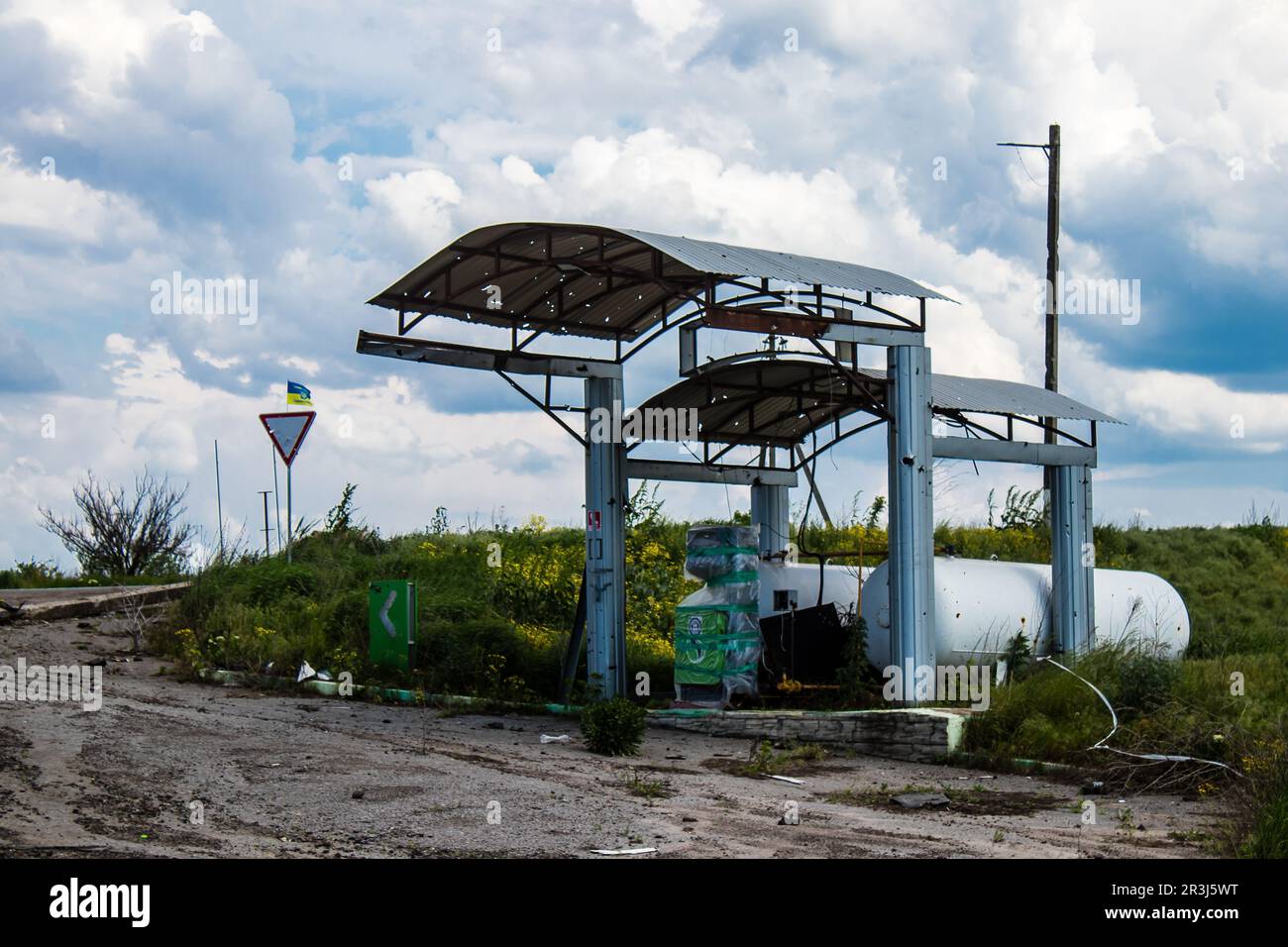 Destroyed gas station war hi-res stock photography and images - Alamy