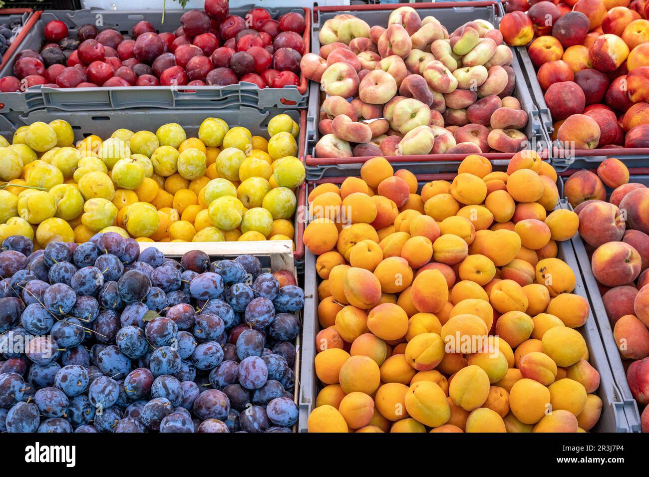 Plums and peaches for sale at a market Stock Photo - Alamy