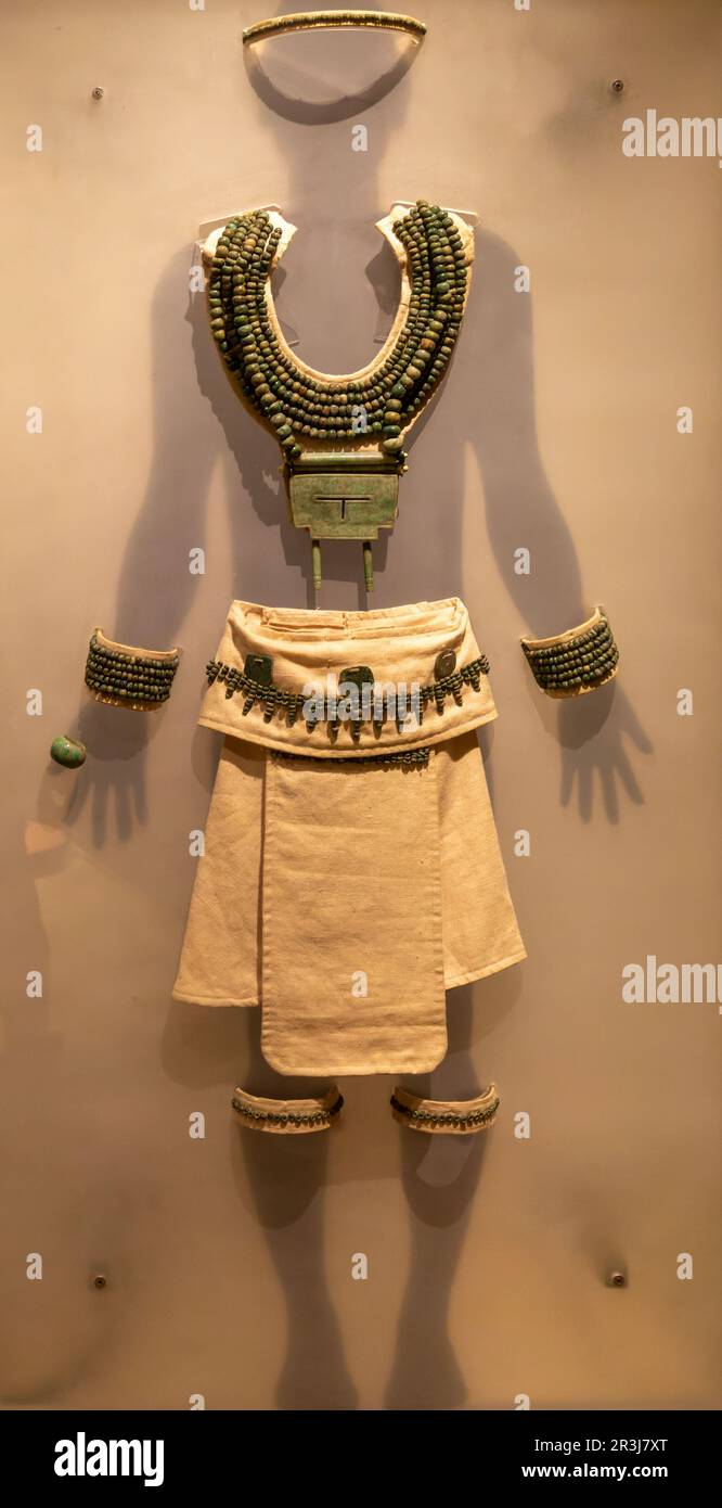 Mayan clothing hi-res stock photography and images - Alamy