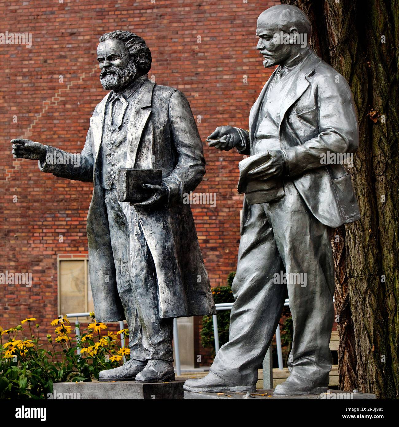 Statuen von Karl Marx und Wladimir Iljitsch Lenin vor dem ...