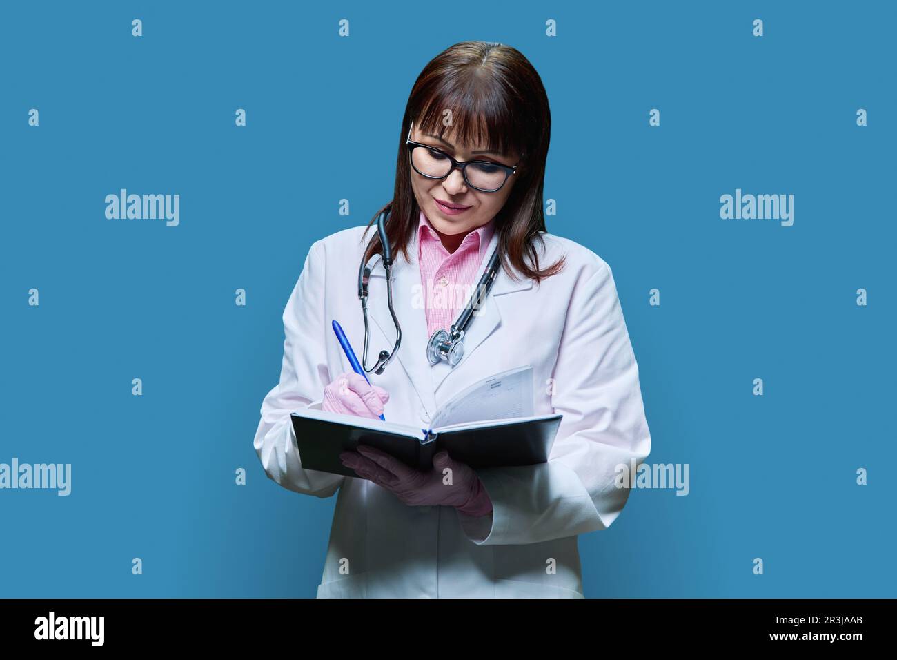 Maturem 40s hi-res stock photography and images - Alamy