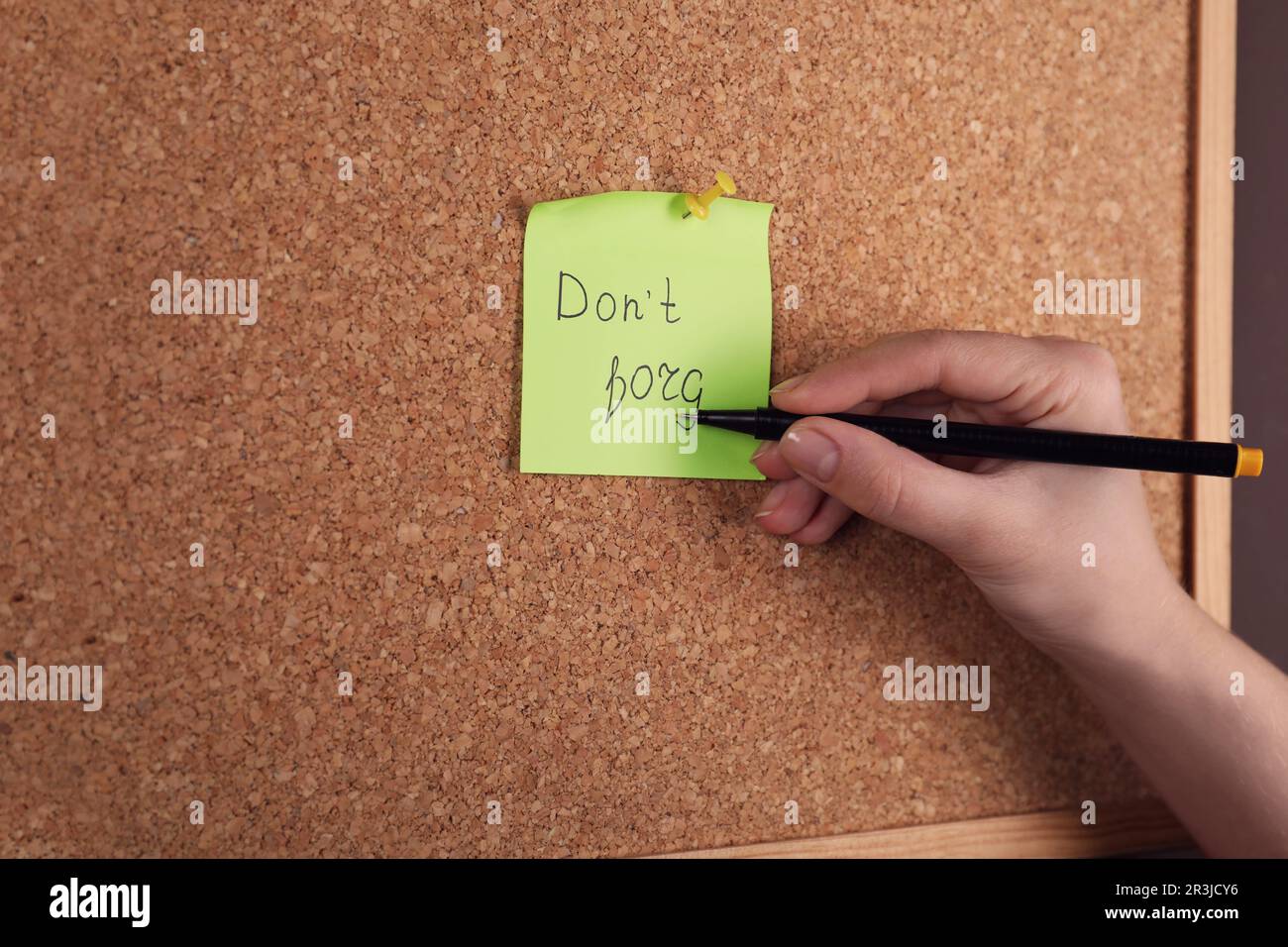Woman writing post it note hi-res stock photography and images - Alamy