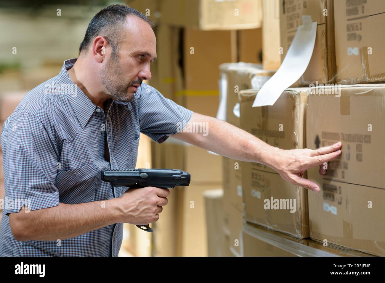 Warehouse worker scanning shipping boxes hi-res stock photography and ...