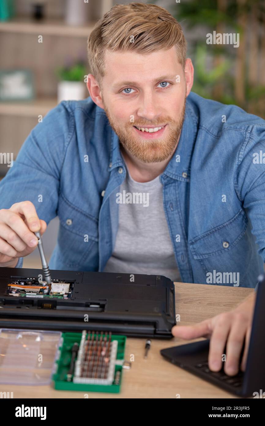man repairing laptop computer at workshop Stock Photo - Alamy