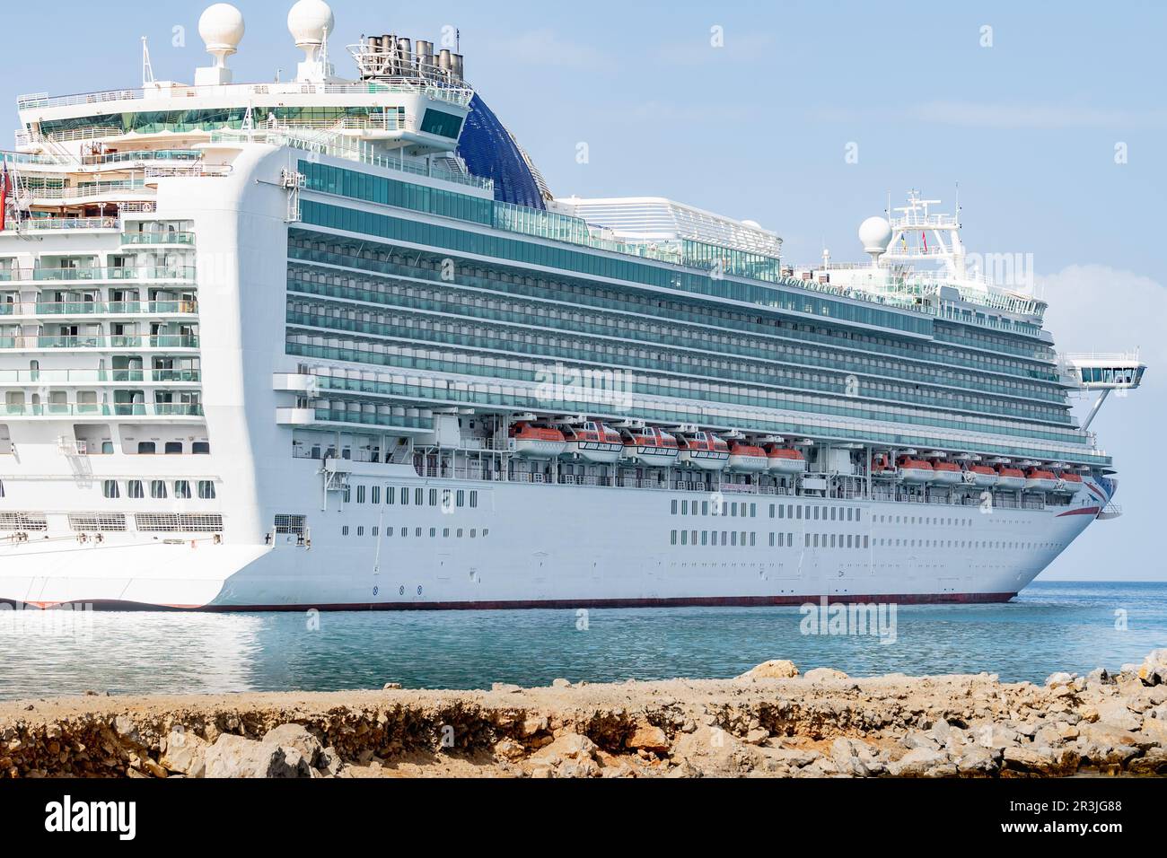 Big cruise ship Stock Photo - Alamy