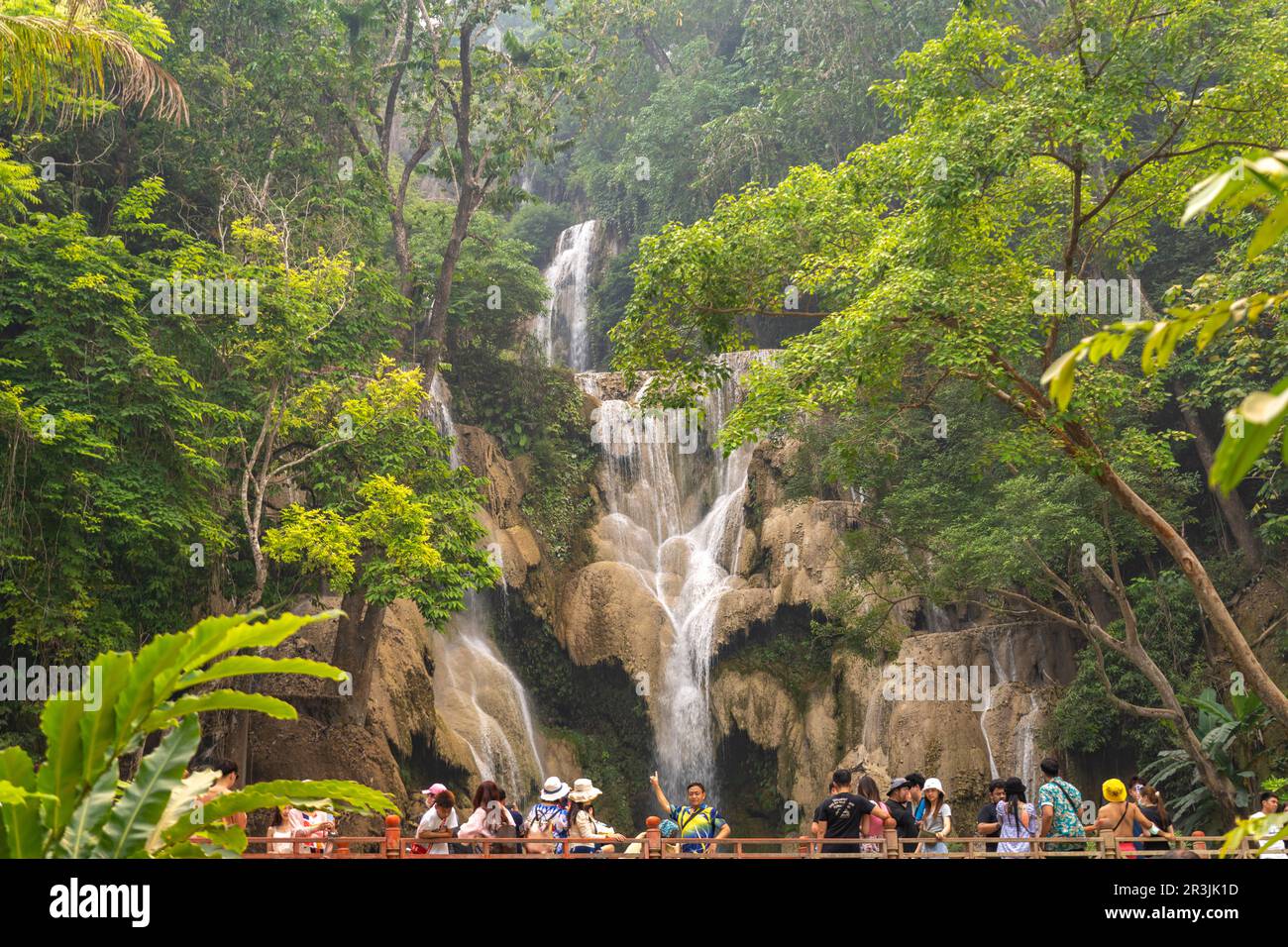 Touristen auf der Brücke am Kuang Si Wasserfall bei Luang Prabang, Laos ...