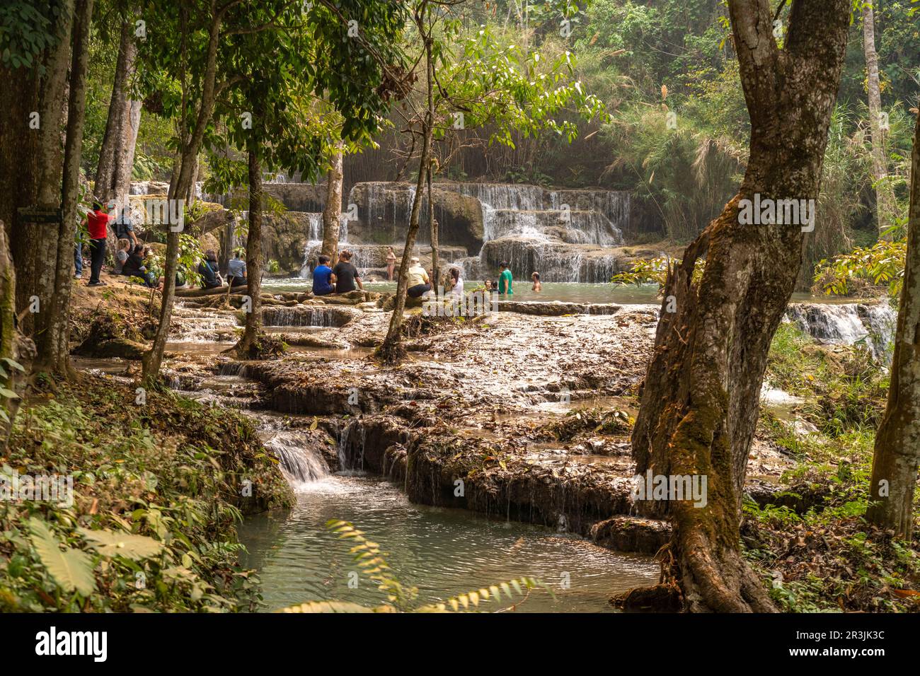 Touristen baden im Kuang Si Wasserfall bei Luang Prabang, Laos, Asien ...