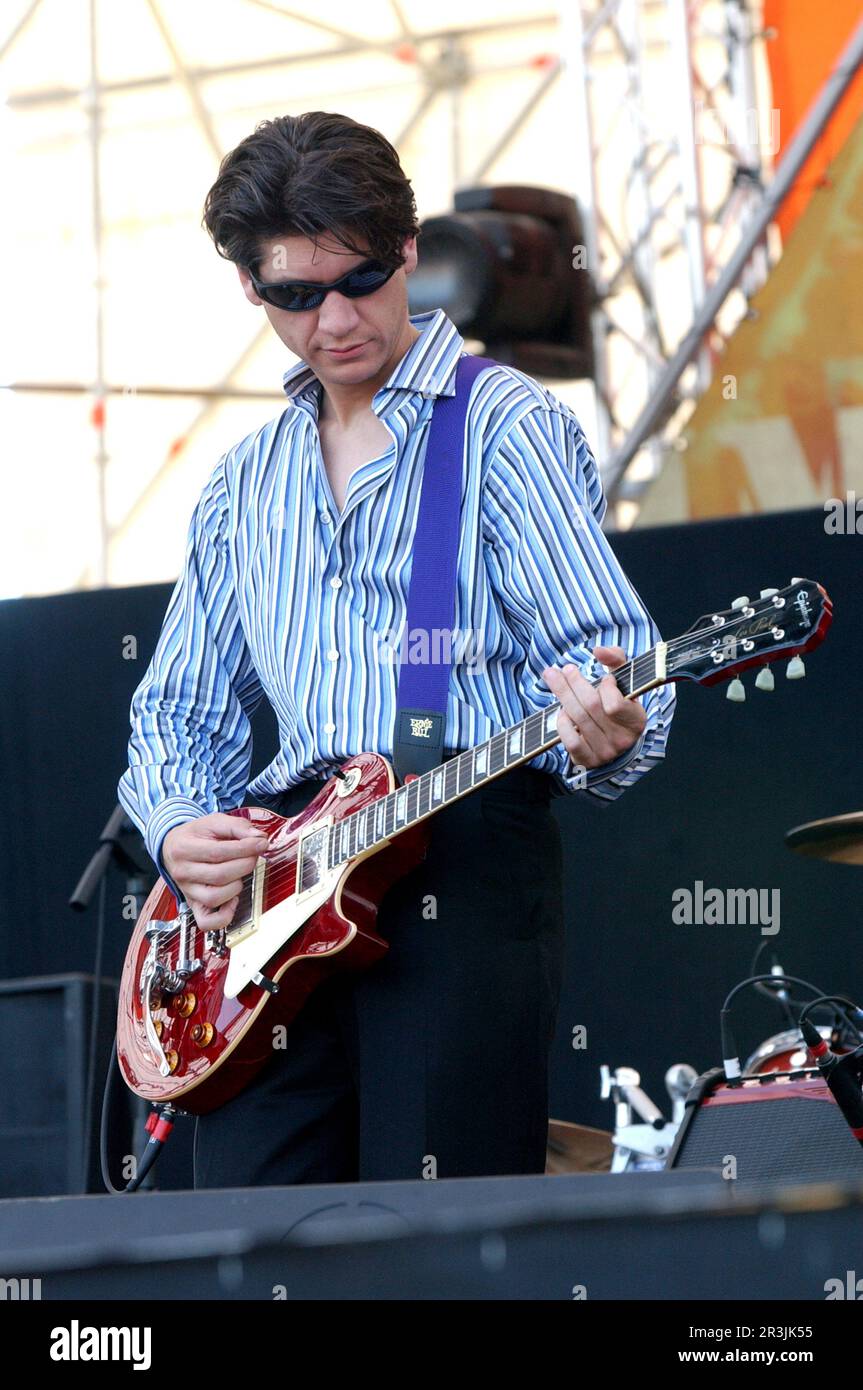 Robin brown guitarist hi-res stock photography and images - Alamy