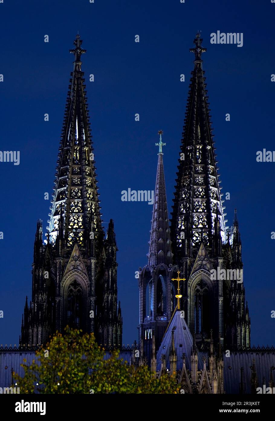 Saving energy, Cologne Cathedral dimly lit at night, Cologne, North ...